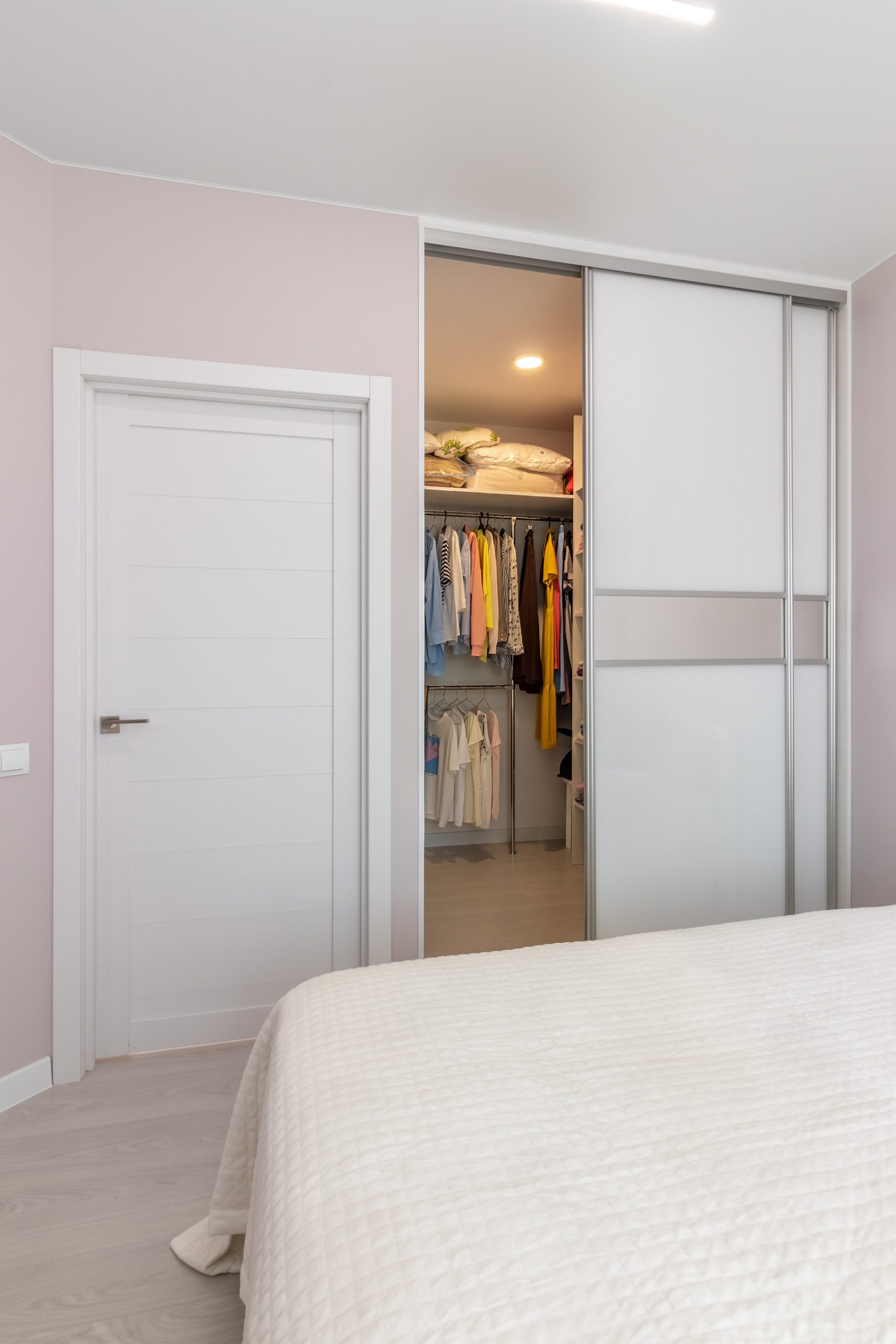 Aménagement petite chambre 9m2 : nos astuces gain de place!